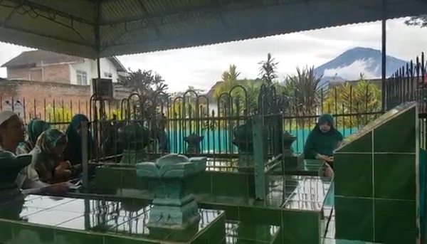 Ziarah di Makam KH. Siraj Payaman, Sang Rama Agung dari Payaman | Lokasi Ziarah › LADUNI.ID ...